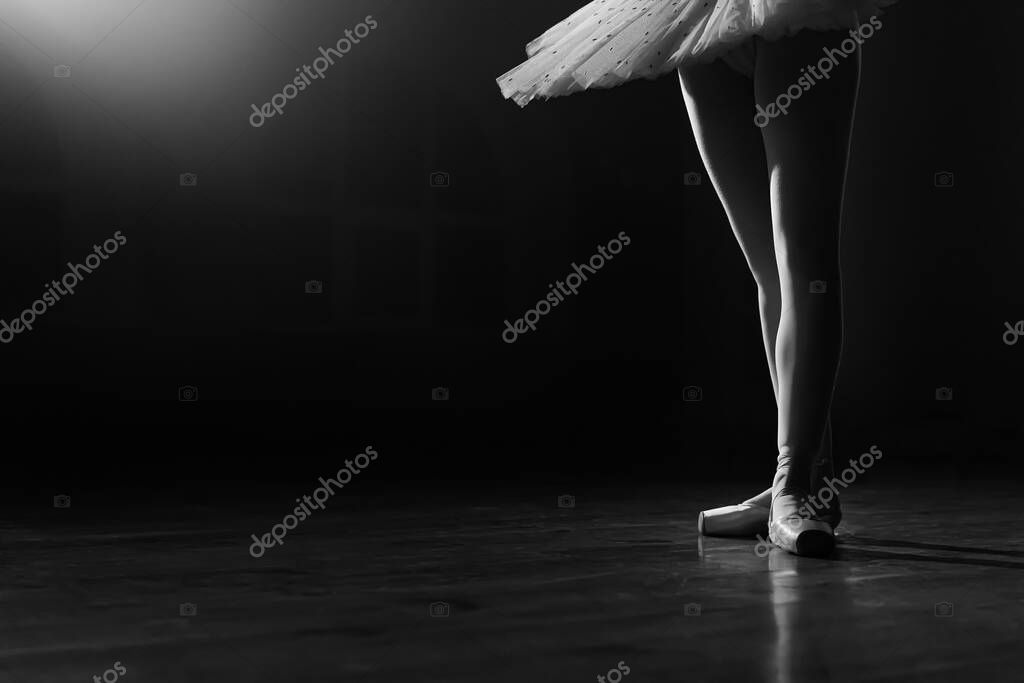 Patas de bailarina de ballet en zapatos puntiagudos en el escenario del ...