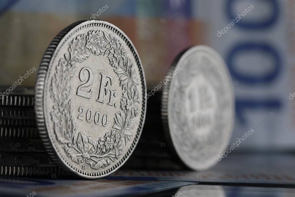 La moneda de Suiza es visible aquí, hay monedas, y hay papel moneda en ...