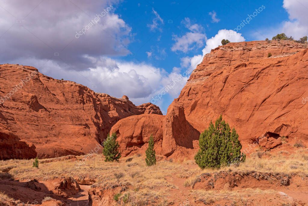 Cielos soleados en un remoto cañón del desierto en Kodachrome Basin ...