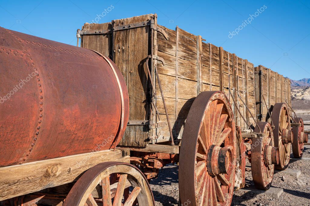 20 carros de mula conservados para transportar bórax en el desierto de ...