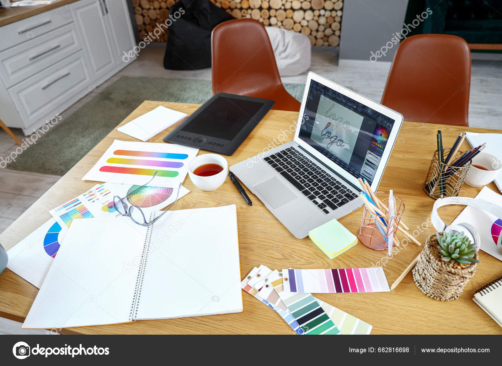 Grafisk Designer Arbetsplats Med Bärbar Dator Och Färgpaletter Kontoret ...