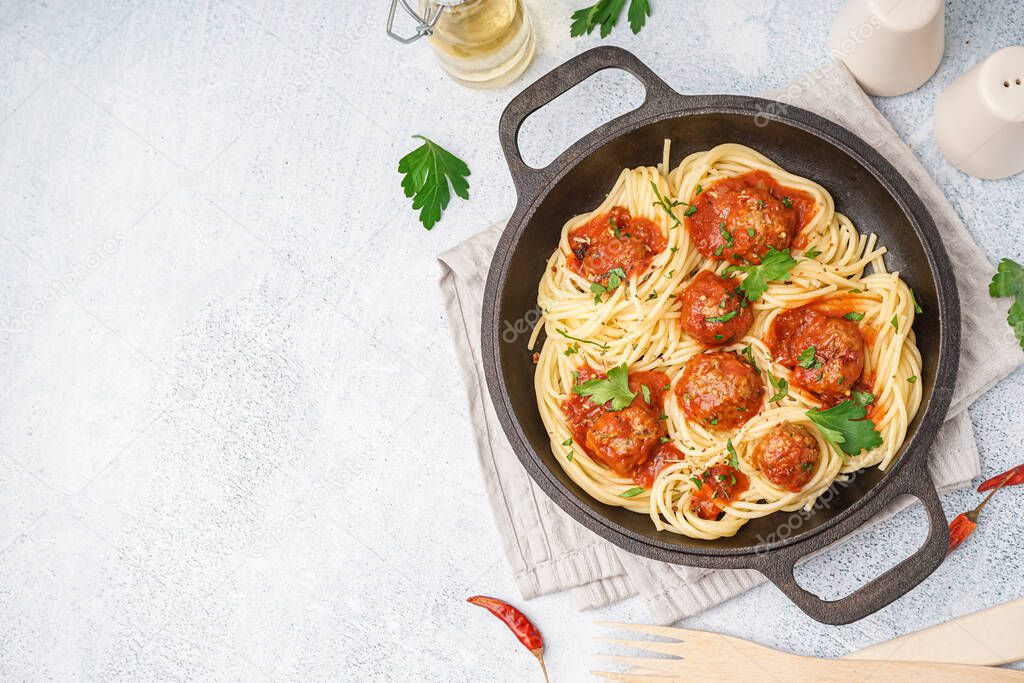 Sartén de pasta hervida con salsa de tomate y bolas de carne sobre mesa ...