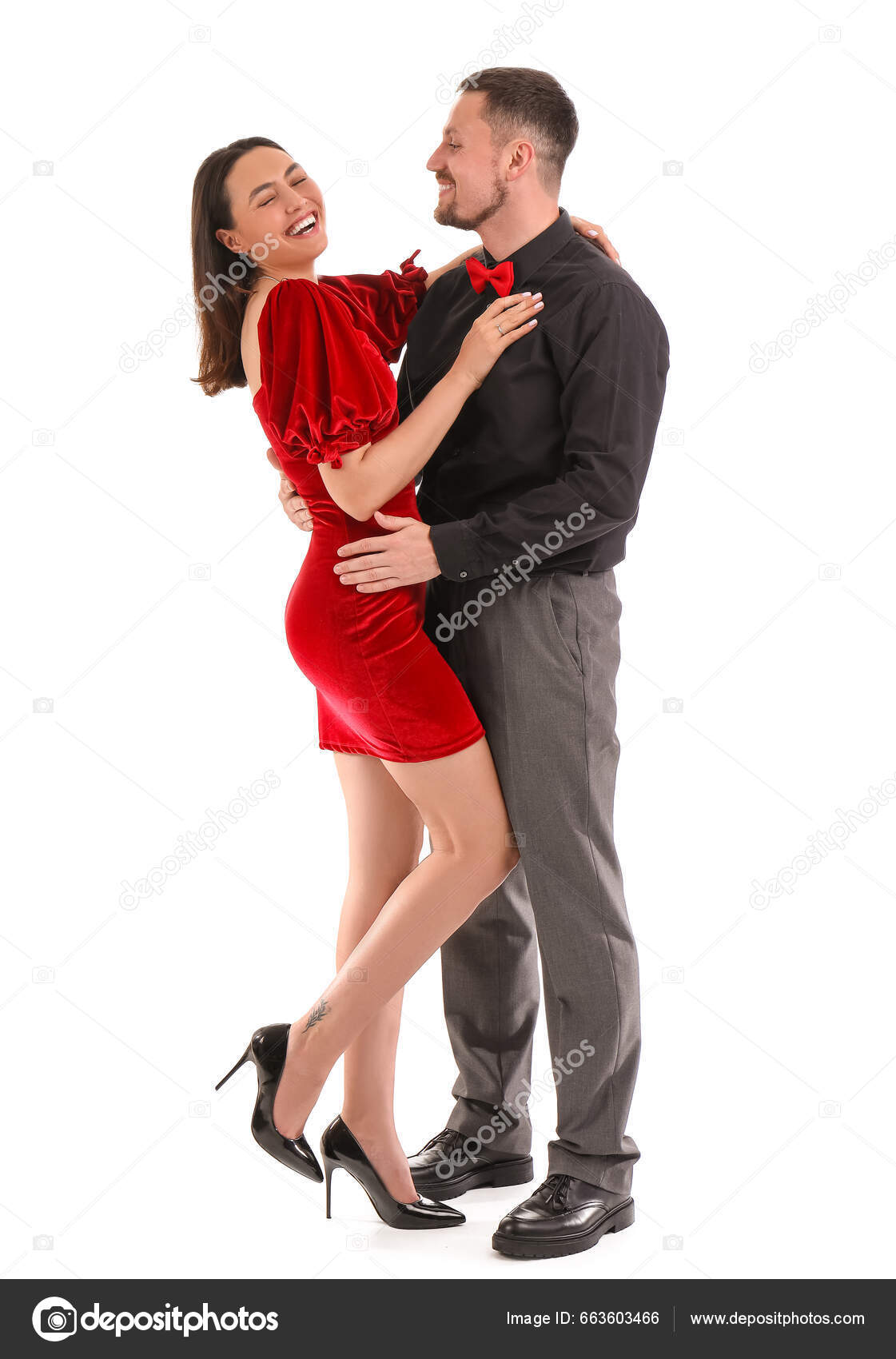 Feliz Pareja Comprometida Abrazándose Sobre Fondo Blanco — Foto de ...