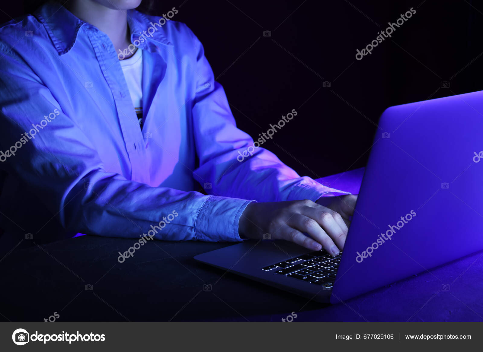 Female Programmer Typing Laptop Keyboard Night Office Closeup — Stock ... Female Programmer Typing Laptop Keyboard Night Office Closeup — Stock ...