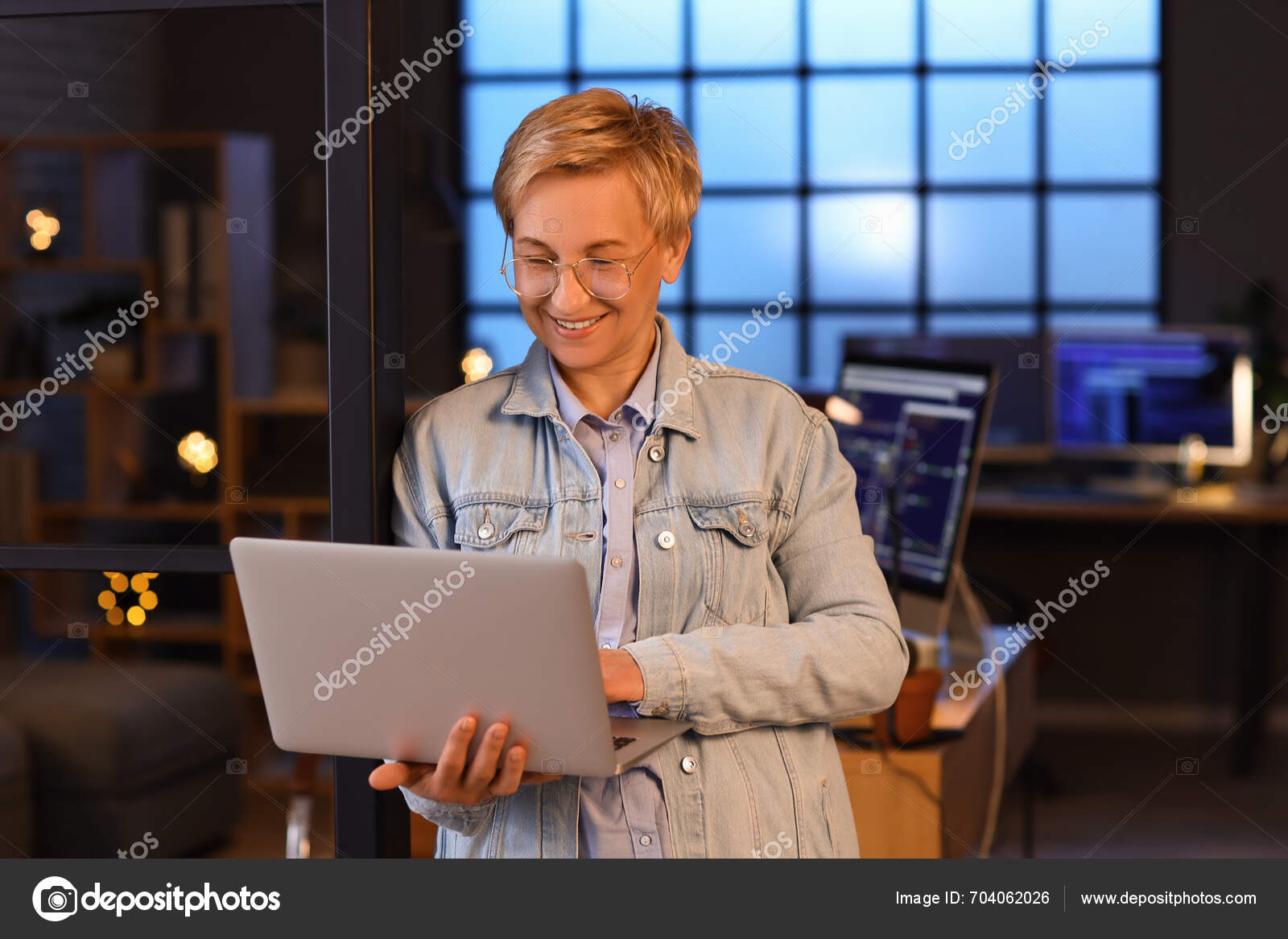 Mature Female Programmer Working Laptop Office Night — Stock Photo ... Mature Female Programmer Working Laptop Office Night — Stock Photo ...