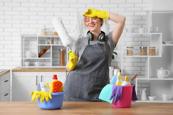 House Cleaning Images - Professional Cleaning in Action | Depositphotos