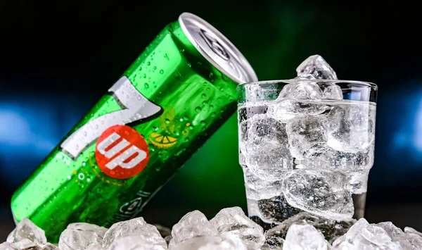 POZNAN, POL - 24 NOV 2022: Can of 7up, un refresco sin cafeína con ...