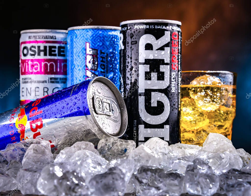 POZNAN, POL - 25 NOV 2022: Latas de bebidas energéticas globales ...