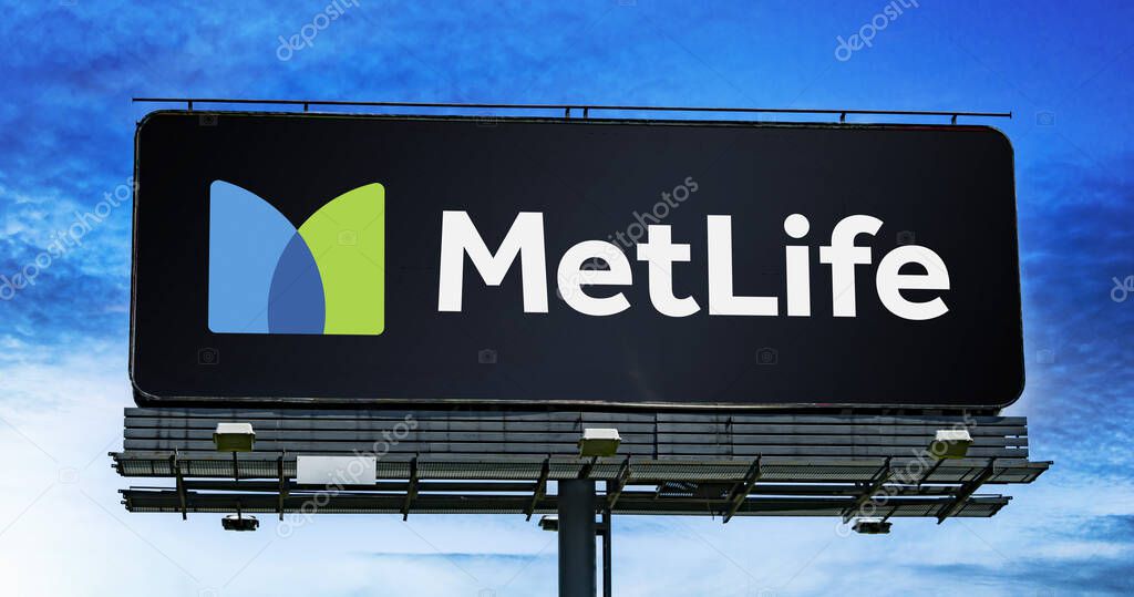 POZNAN, POL - 23 ENE 2024: Cartelera publicitaria que muestra el ...