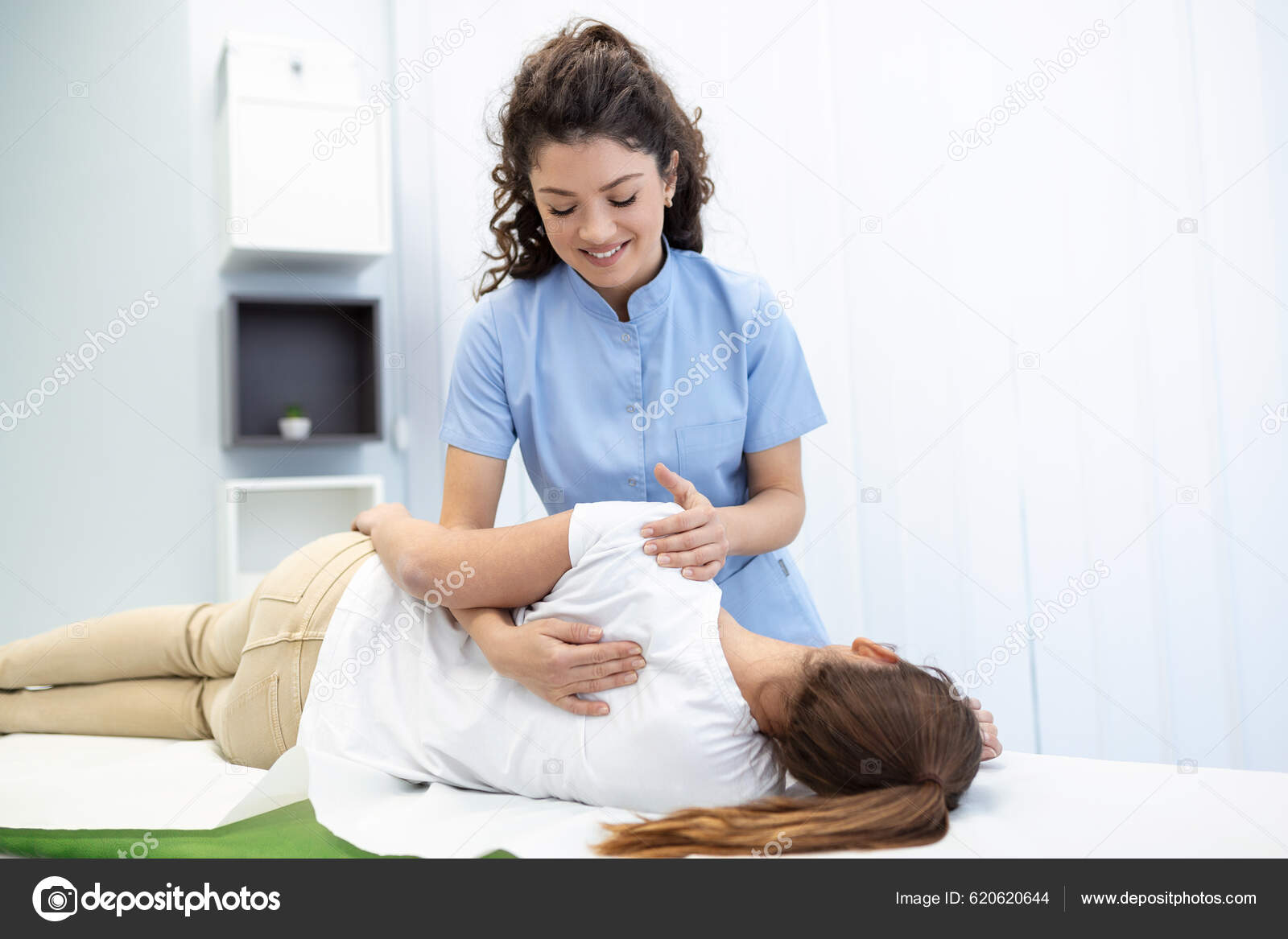 Close Female Osteopath Doing Shoulder Blade Therapy Young Woman — Stock ...