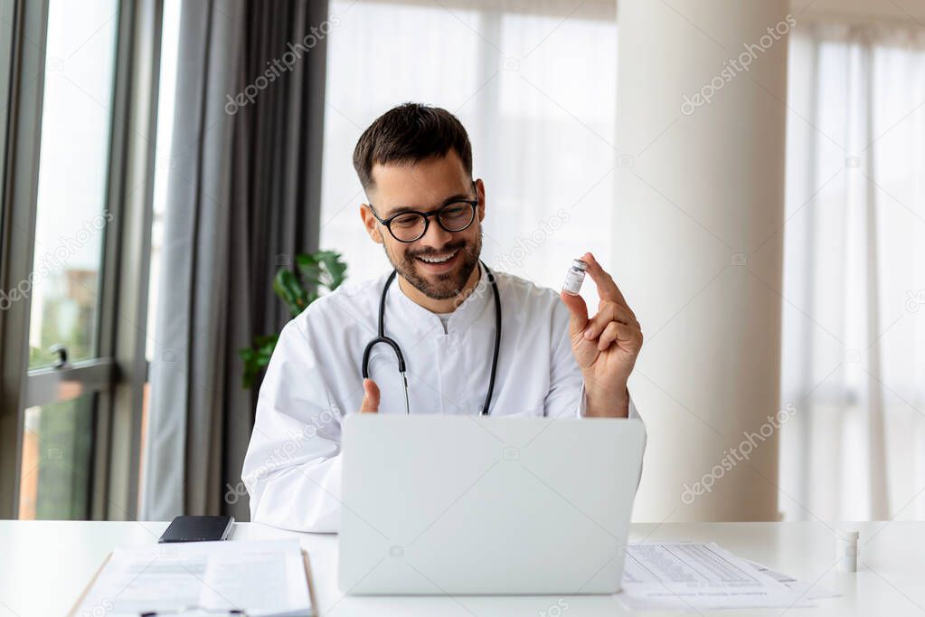 Retrato del joven doctor hablando con el paciente en línea en la ...