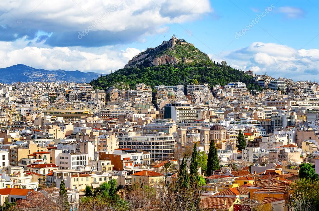 Vista del monte Lycabettus desde la colina Acrópolis en Atenas, Grecia ...