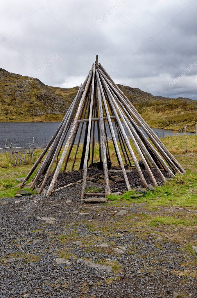 Lavvu - Tienda Sami en la península de Nordkapp - Noruega. Lavvu es una ...