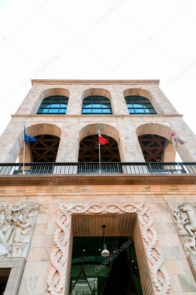 Milán, Italia-29 de marzo de 2022: La histórica plaza del Duomo, Piazza ...