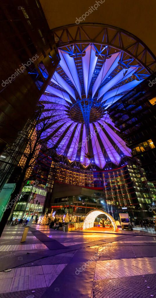 Berlín, Alemania - 15 DIC 2021: El Sony Center es un complejo ...