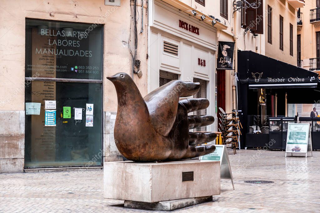 Málaga, España - 27 FEB 2022: Estatua Chiromantic Bird de Jose Sequiri ...