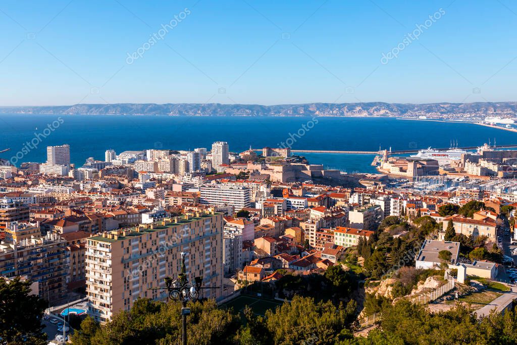 Marsella, Francia - 28 de enero de 2022: Vista aérea de la ciudad de ...