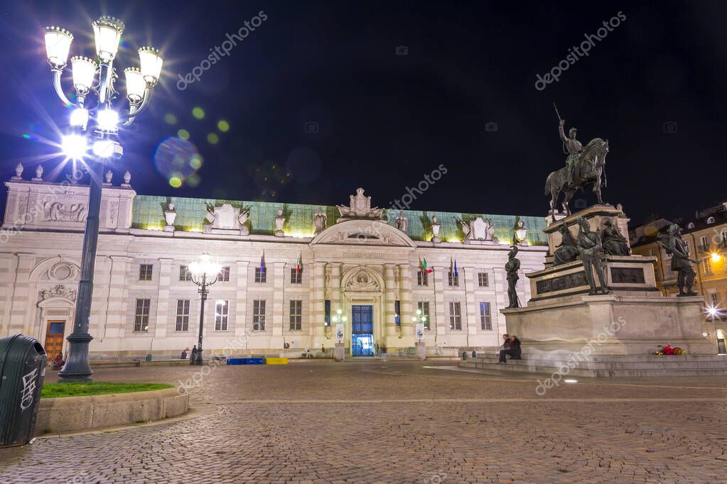 Turín, Italia - 27 de marzo de 2022: Piazza Carlo Alberto es una de las ...