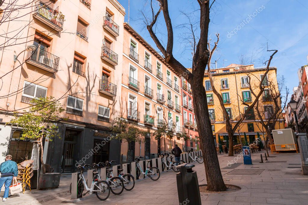Madrid, España - 16 FEB 2022: Arquitectura genérica y vista a la calle ...