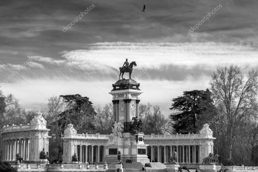 Madrid, España - 16 FEB 2022: Estatua ecuestre del rey Alfonso XII ...