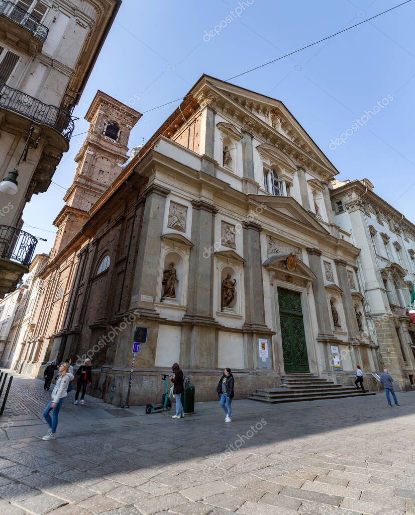 Turín, Italia - 28 de marzo de 2022: La iglesia de Santi Martiri es una ...