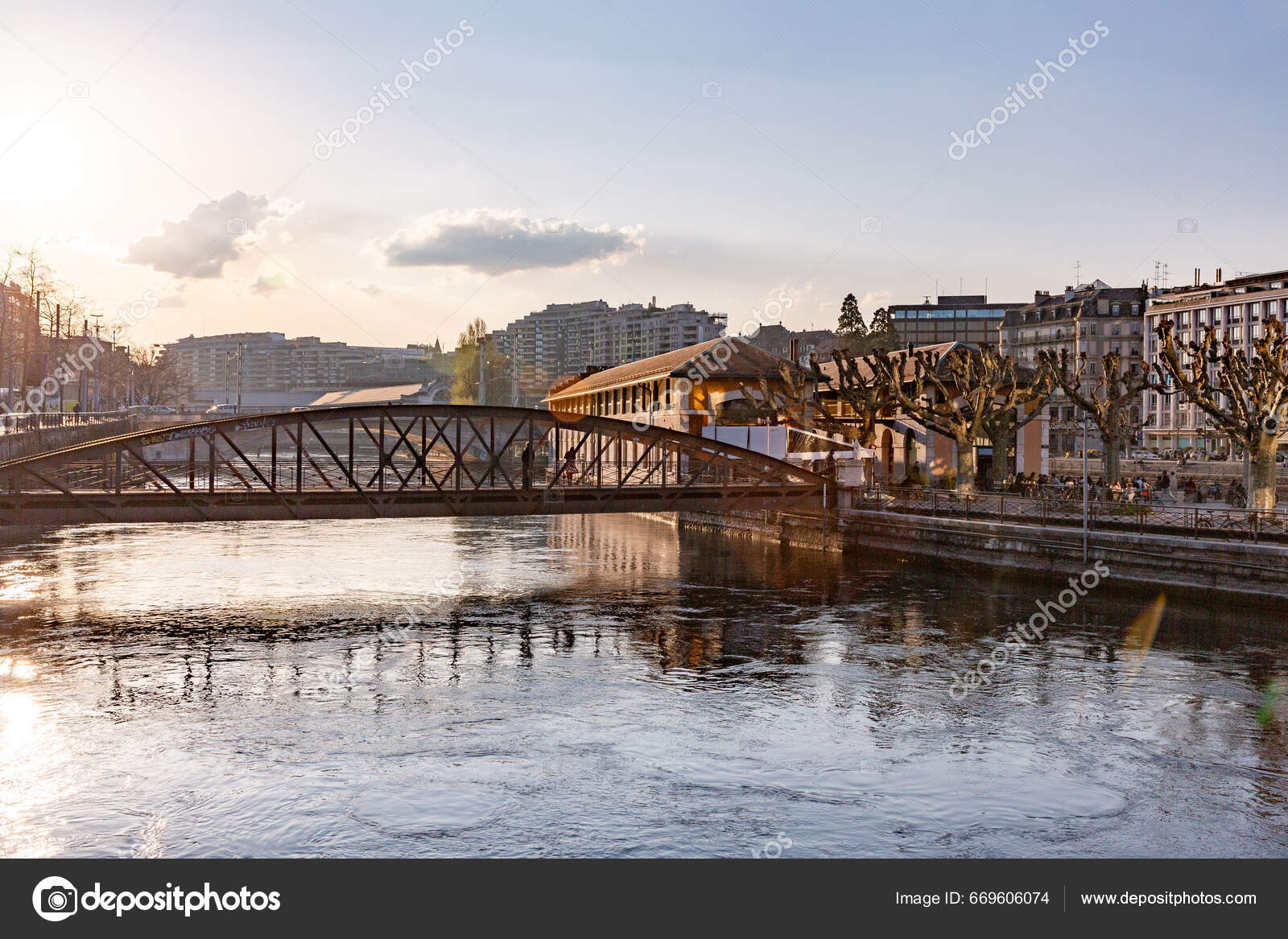 Geneva Switzerland March 2022 Clear Waters Rhone River Buildings Geneva ...