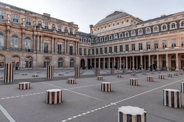 París, Francia - 24 de enero de 2022: El patio interior del Palacio ...