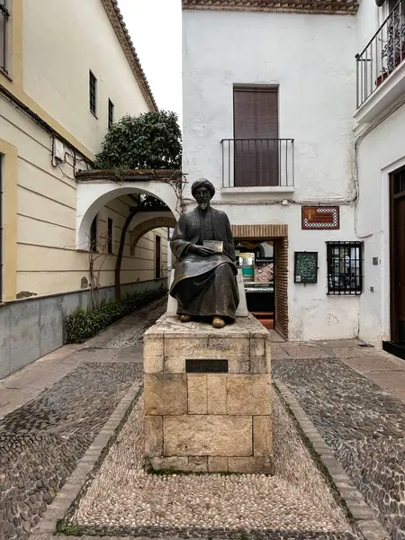Córdoba, España - 25 de febrero de 2022: Estatua del erudito judío ...