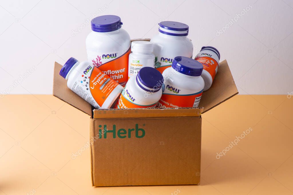 Vitaminas, minerales y micronutrientes de iHerb box. Muchos frascos ...