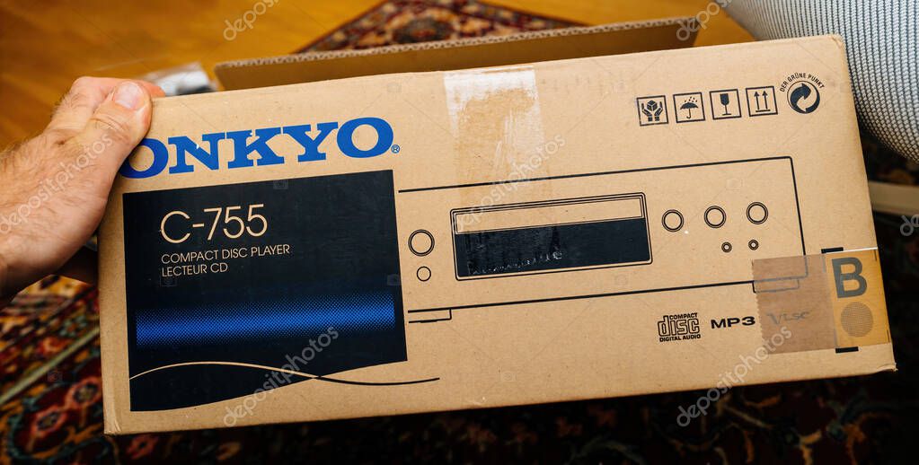 Frankfurt, Alemania - 14 de junio de 2023: Una perspectiva en primera persona de cómo desboxear ...