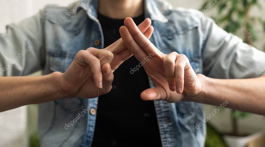 El intérprete de lenguaje de señas traduce una reunión a ASL, lenguaje ...