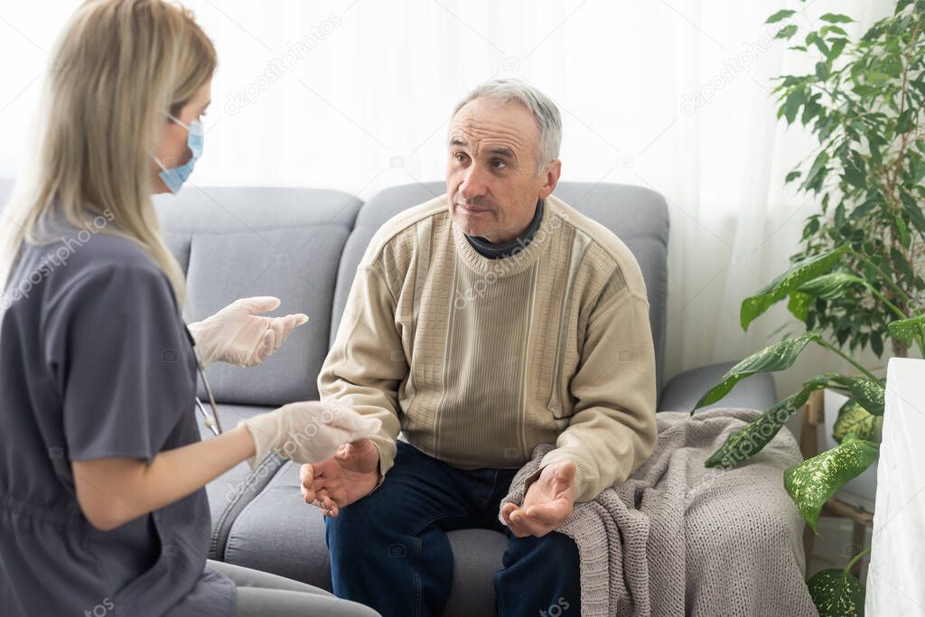 Amable doctora abrazando alentador paciente masculino mayor en el ...