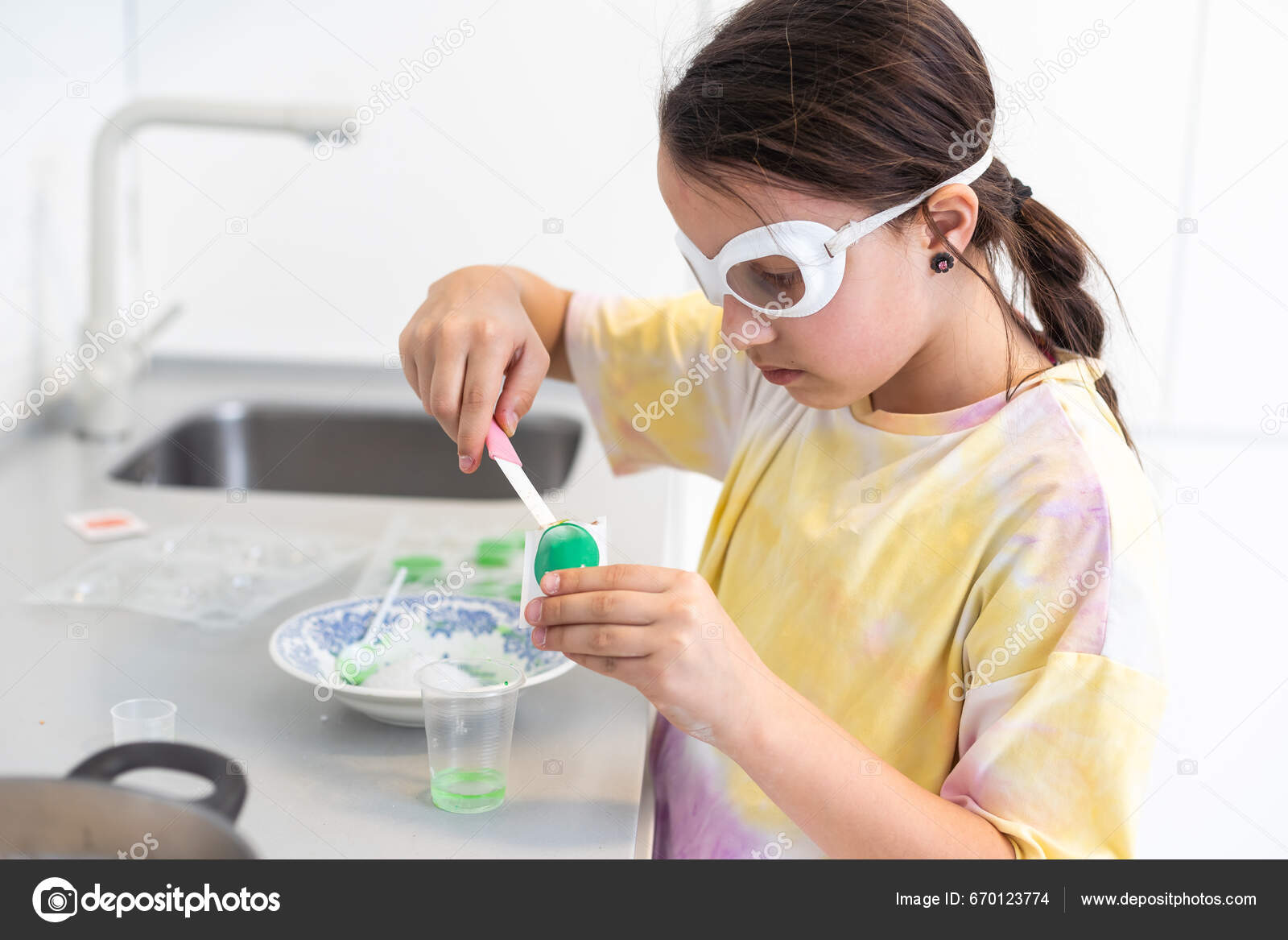 Los Niños Están Aprendiendo Haciendo Experimentos Científicos Niña ...