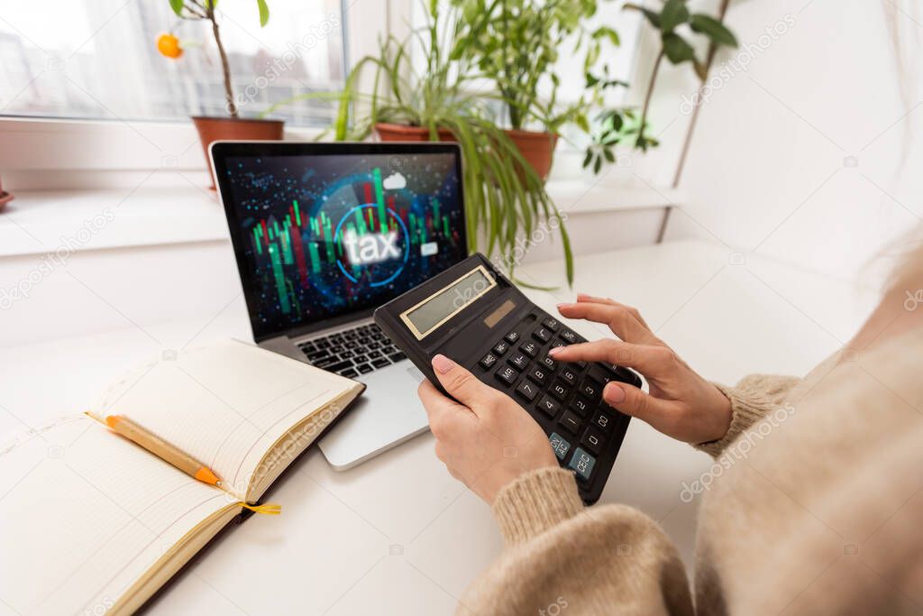 Primer plano de la mujer ocupada pagando facturas en línea en la computadora calculando las ...