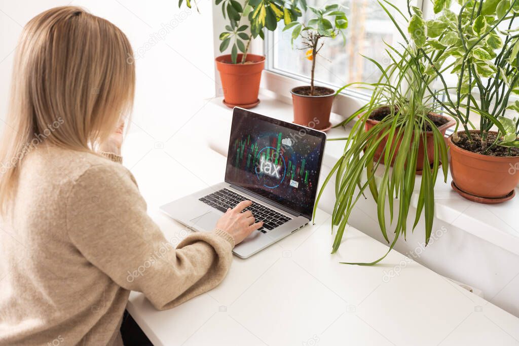 Primer plano de la mujer ocupada pagando facturas en línea en la computadora calculando las ...