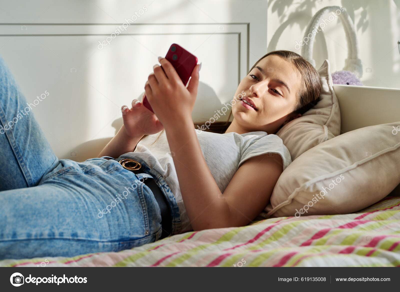Adolescente Couchée Lit Laide Dun Smartphone Pour Communication