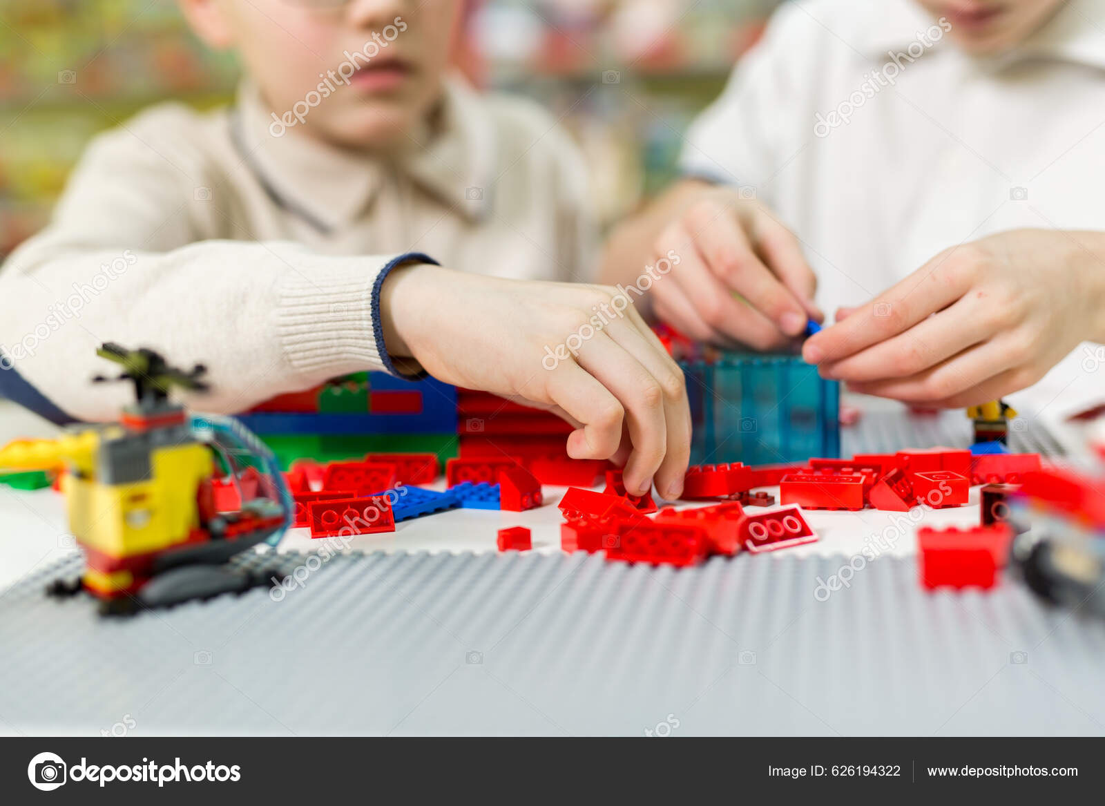 Los Niños Juegan Diseñador Mesa Dos Chicos Juegan Juntos Con — Foto de ...
