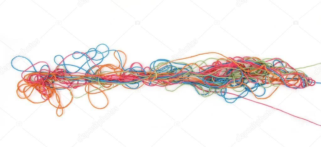 Hilos de algodón coloridos enredados aislados sobre fondo blanco ...