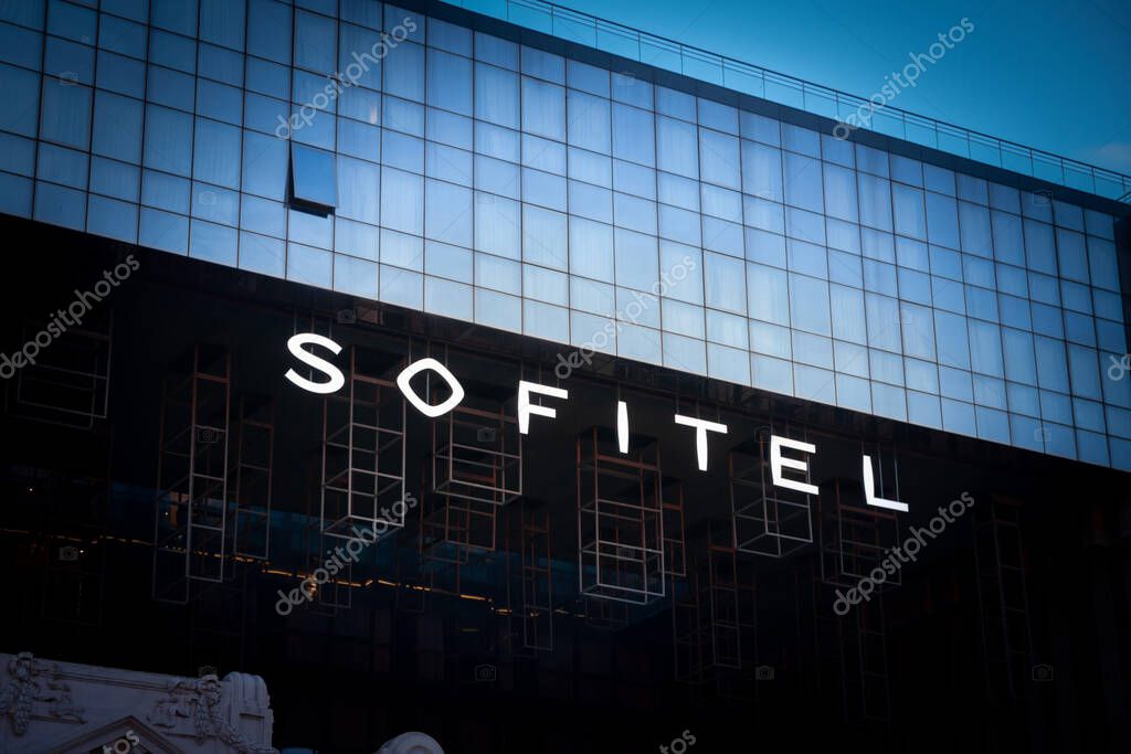 ISTANBUL, TURQUÍA - 21 DE MAYO DE 2022: Logo de Sofitel en su hotel ...