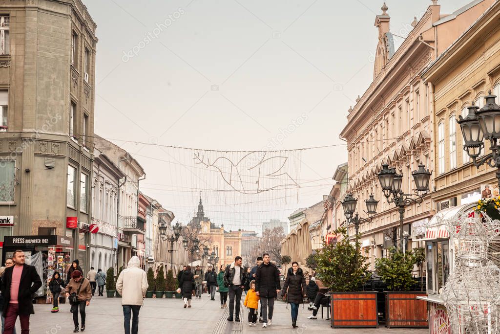 NOVI SAD, SERBIA - 14 DE ENERO DE 2023: Calle Zmaj Jovina Ulica, la ... NOVI SAD, SERBIA - 14 DE ENERO DE 2023: Calle Zmaj Jovina Ulica, la ...