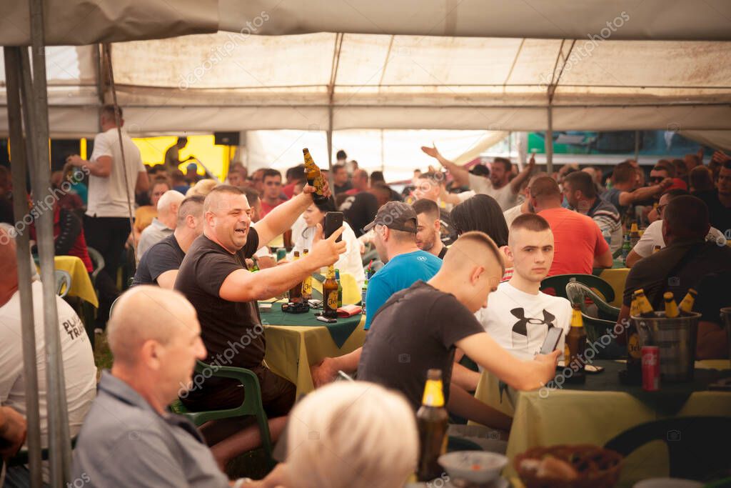 RUMA, SERBIA - 25 DE JUNIO DE 2023: Desenfoque selectivo en un hombre ...