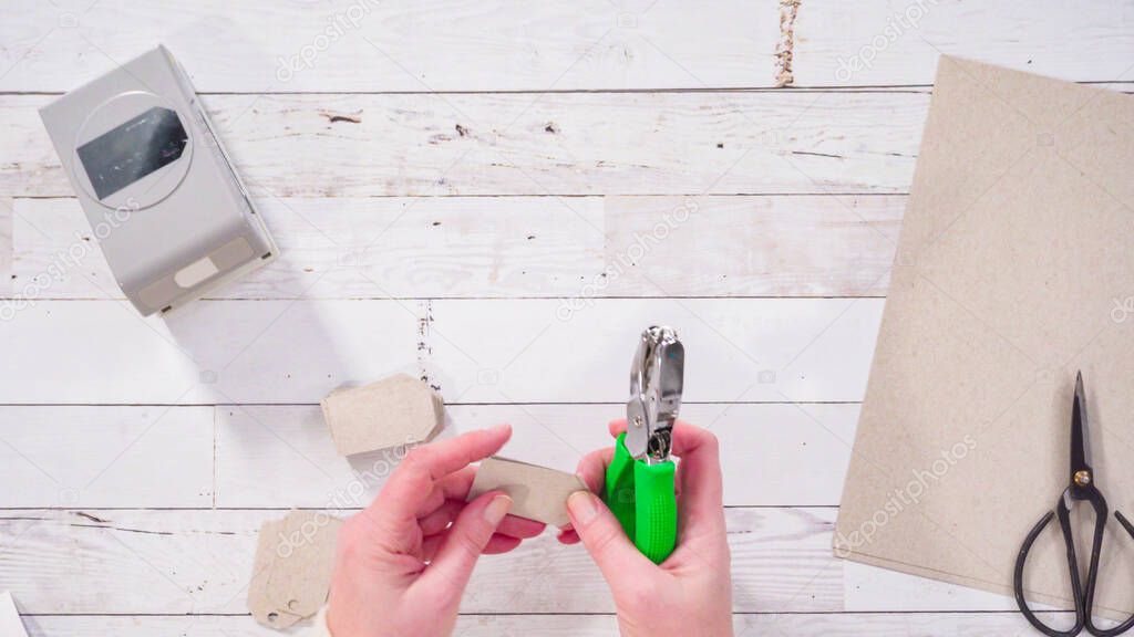 Acostado. Paso a paso. Cortar etiquetas de regalo de papel marr n con ...