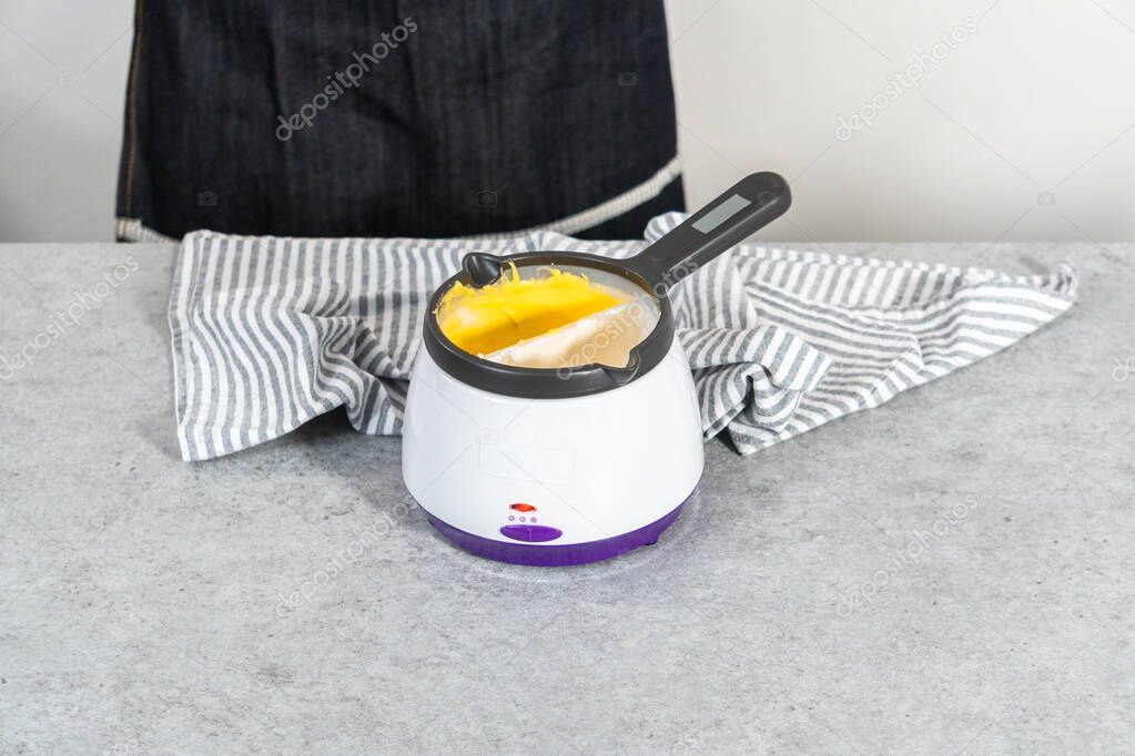 Chips de chocolate de color de fusión en un crisol de dulces para hacer ...