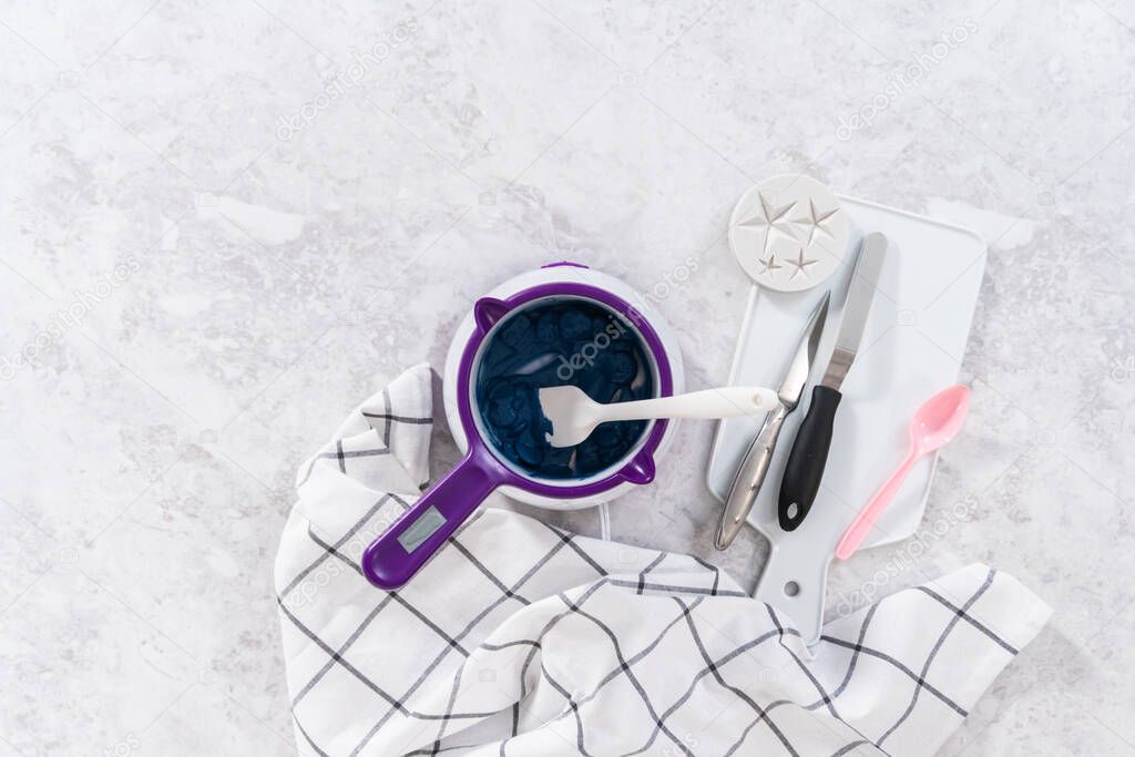 Acostado. Chips de chocolate de color de fusión en un crisol de dulces ...