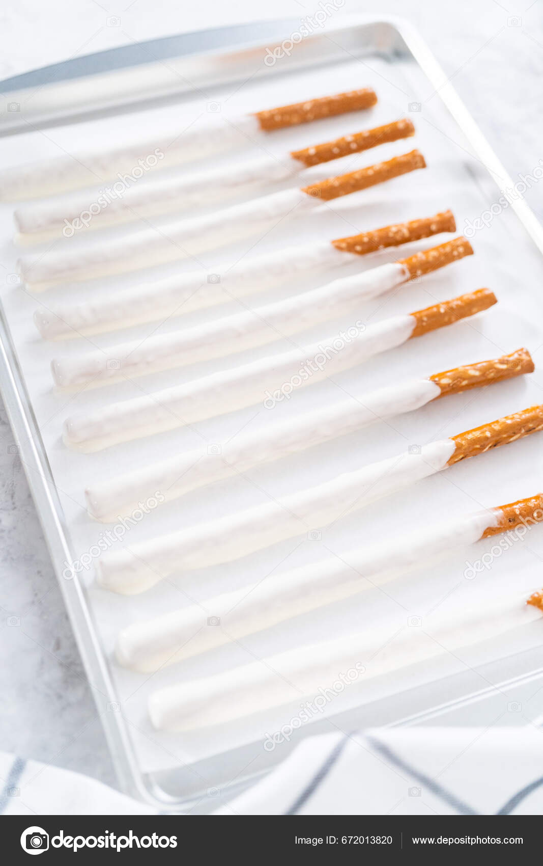 Dipping Pretzel Rods Melted Chocolate Prepare Chocolate Dipped Pretzel ...