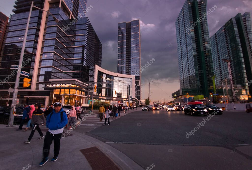 Toronto, Ontario, Canadá - 09 23 2022: Vista de la noche de otoño a lo ...