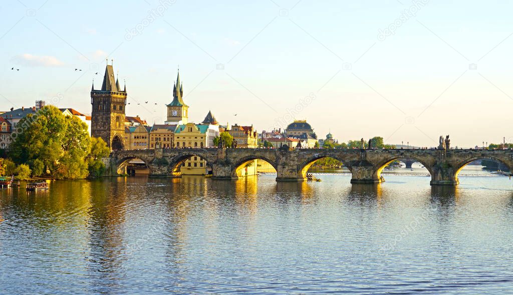 Praga - Puente Charles, República Checa. Puesta de sol aérea escénica ...