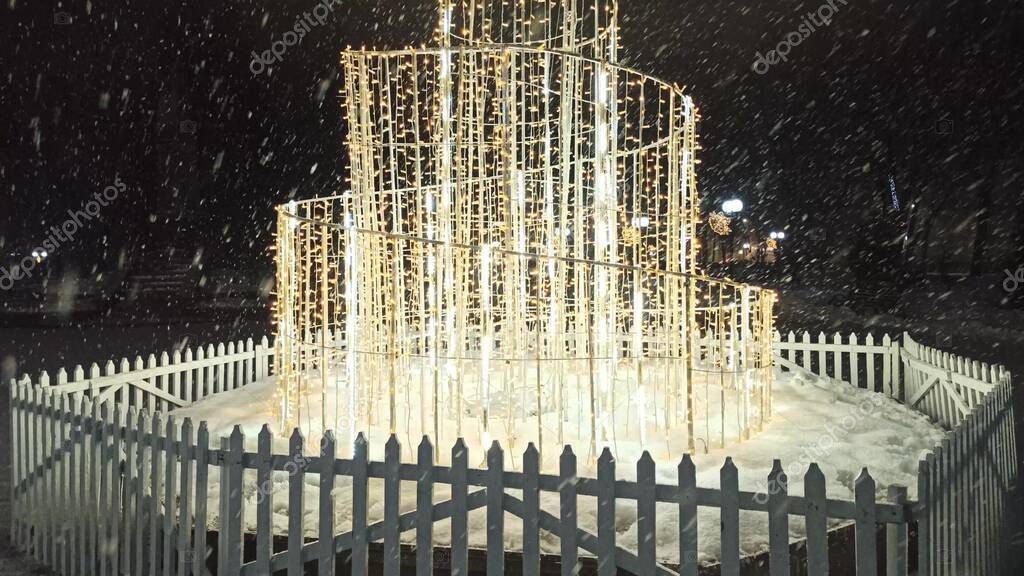 Hermosas luces azules en las vacaciones de Año Nuevo en la noche ...
