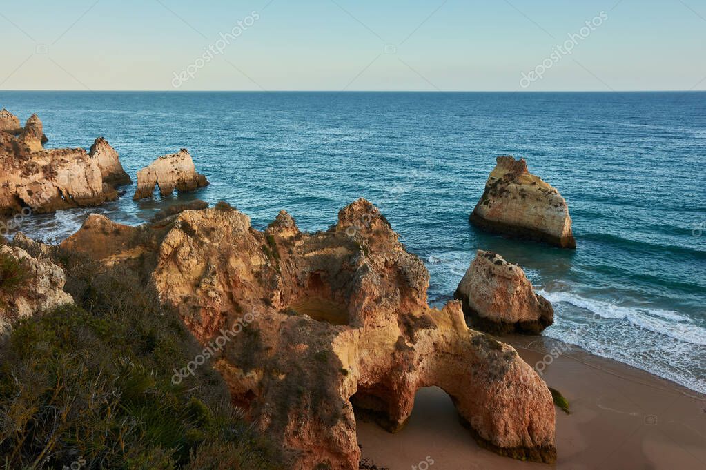 Hermosa playa escondida con rocas dentadas en el agua. Praia dos Tres ...