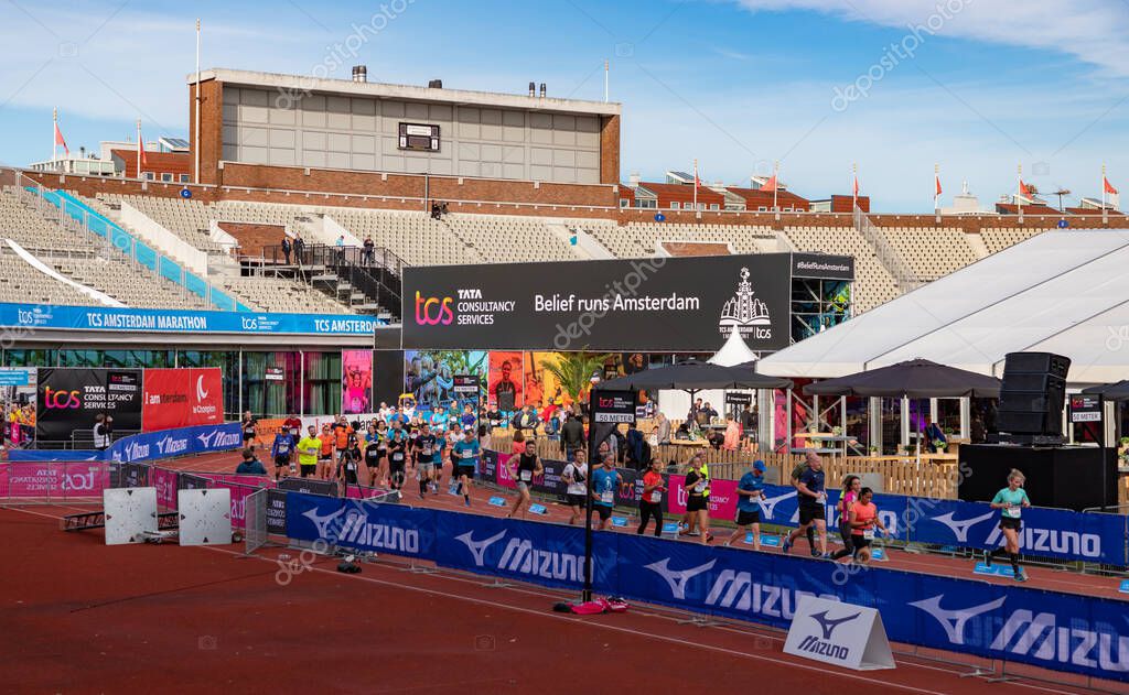 Imagen de múltiples corredores en la línea de meta de la Maratón de ...